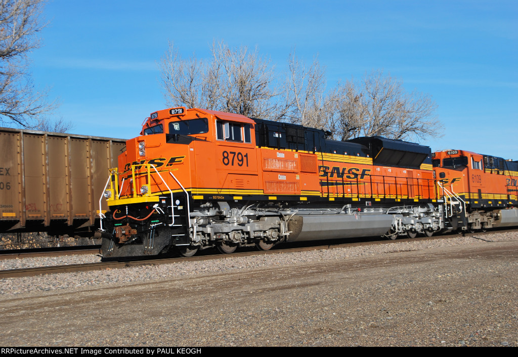 BNSF 8791 and BNSF 6109 wait to roll west at BNSF Forsyth.
